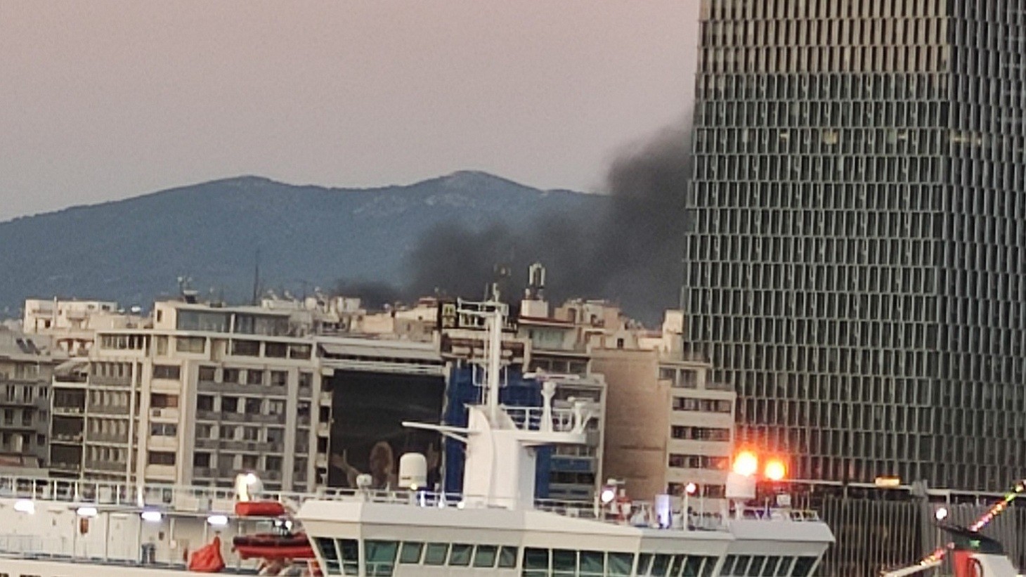 Φωτιά σε οικοπεδικό χώρο στο Παλαιό Φάληρο, κοντά στο «Γ. Καραϊσκάκης ...