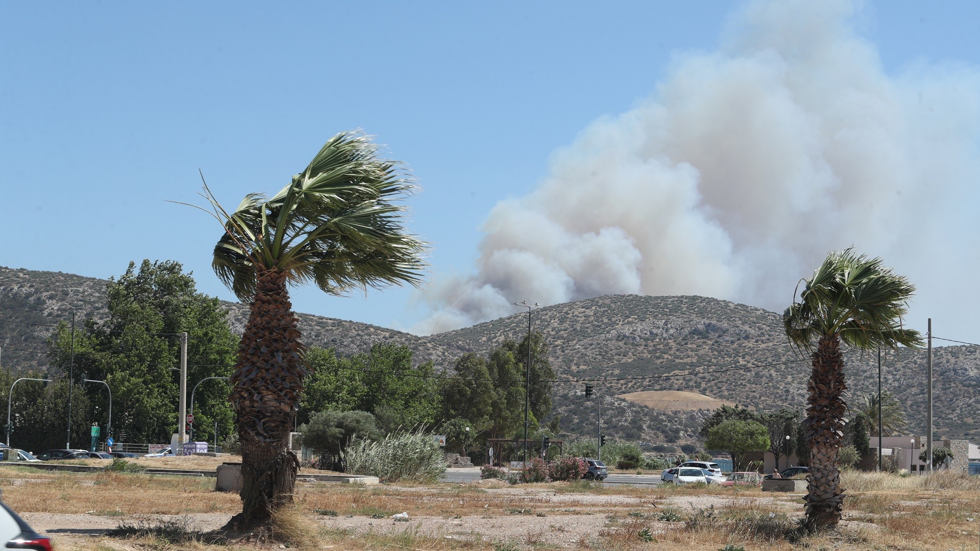 Καίγονται σπίτια από τη φωτιά στην Παλαιά Φώκαια – Μηνύματα του 112 για ...