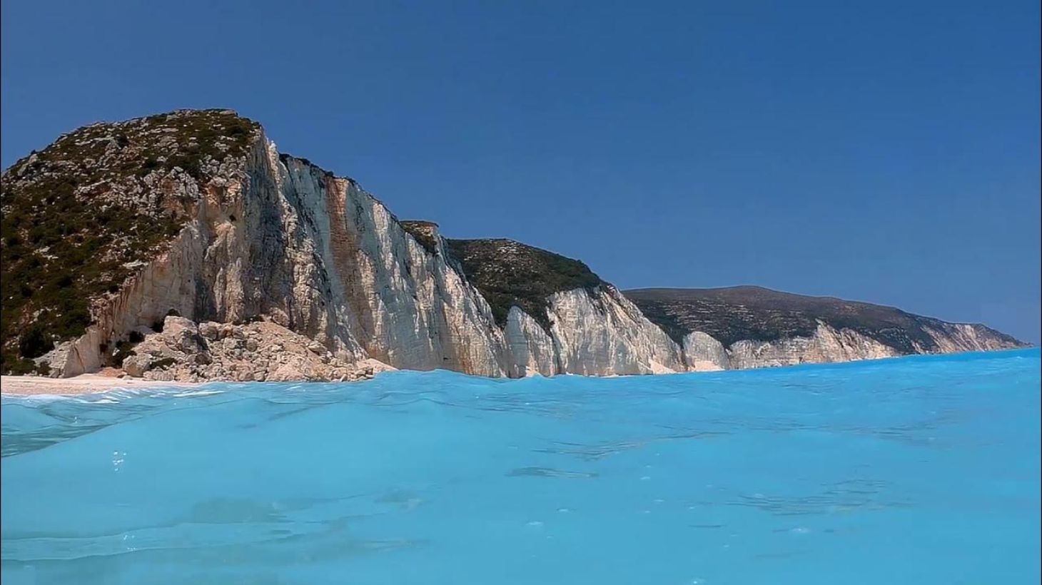 Φτέρη: Η «κρυφή» παραλία της Κεφαλονιάς με τα υπέροχα γαλάζια νερά, το ...