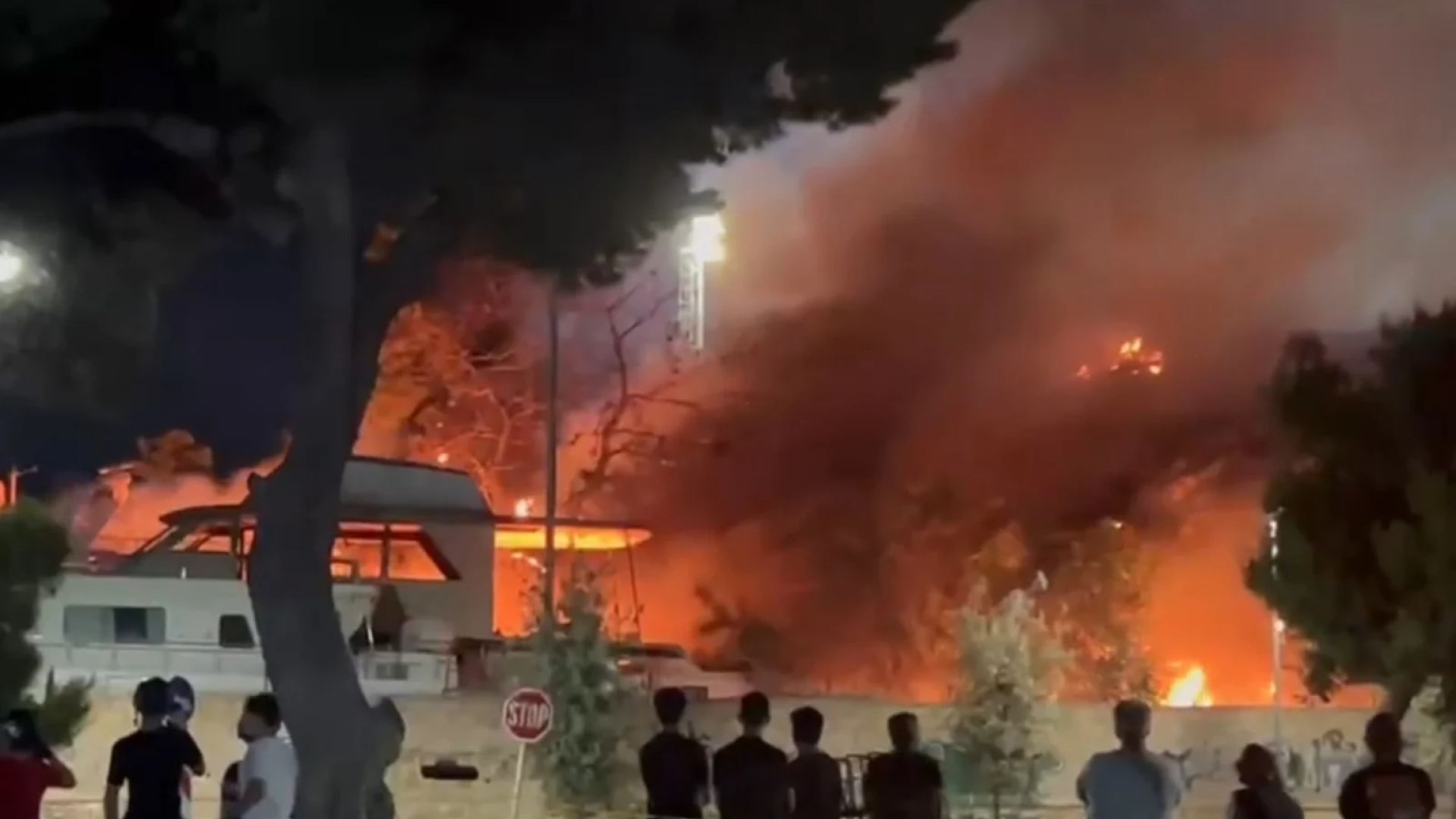 Γλυφάδα: Υπό μερικό έλεγχο η φωτιά σε υπαίθριο χώρο σκαφών | topontiki.gr