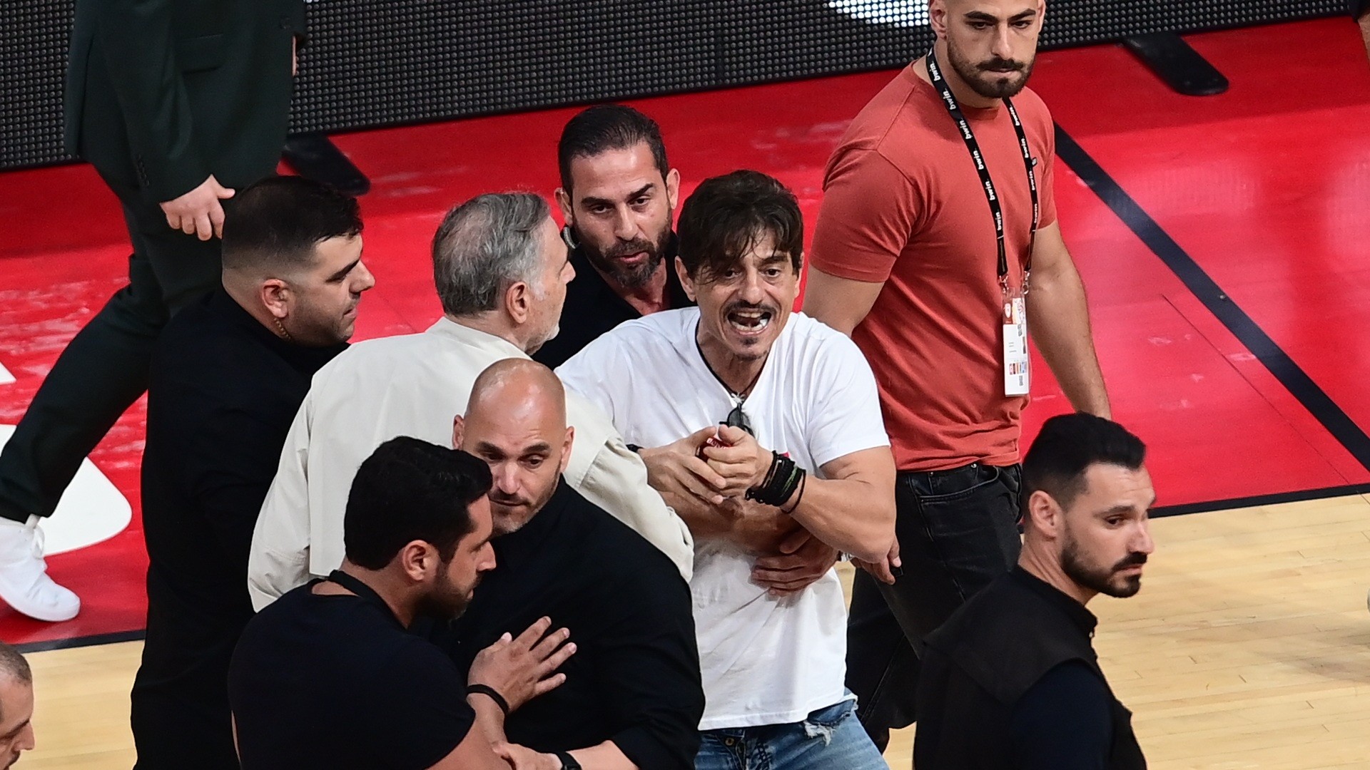 Το επεισόδιο και η αποβολή του Γιαννακόπουλου από το ΣΕΦ – «Φώναζαν ...