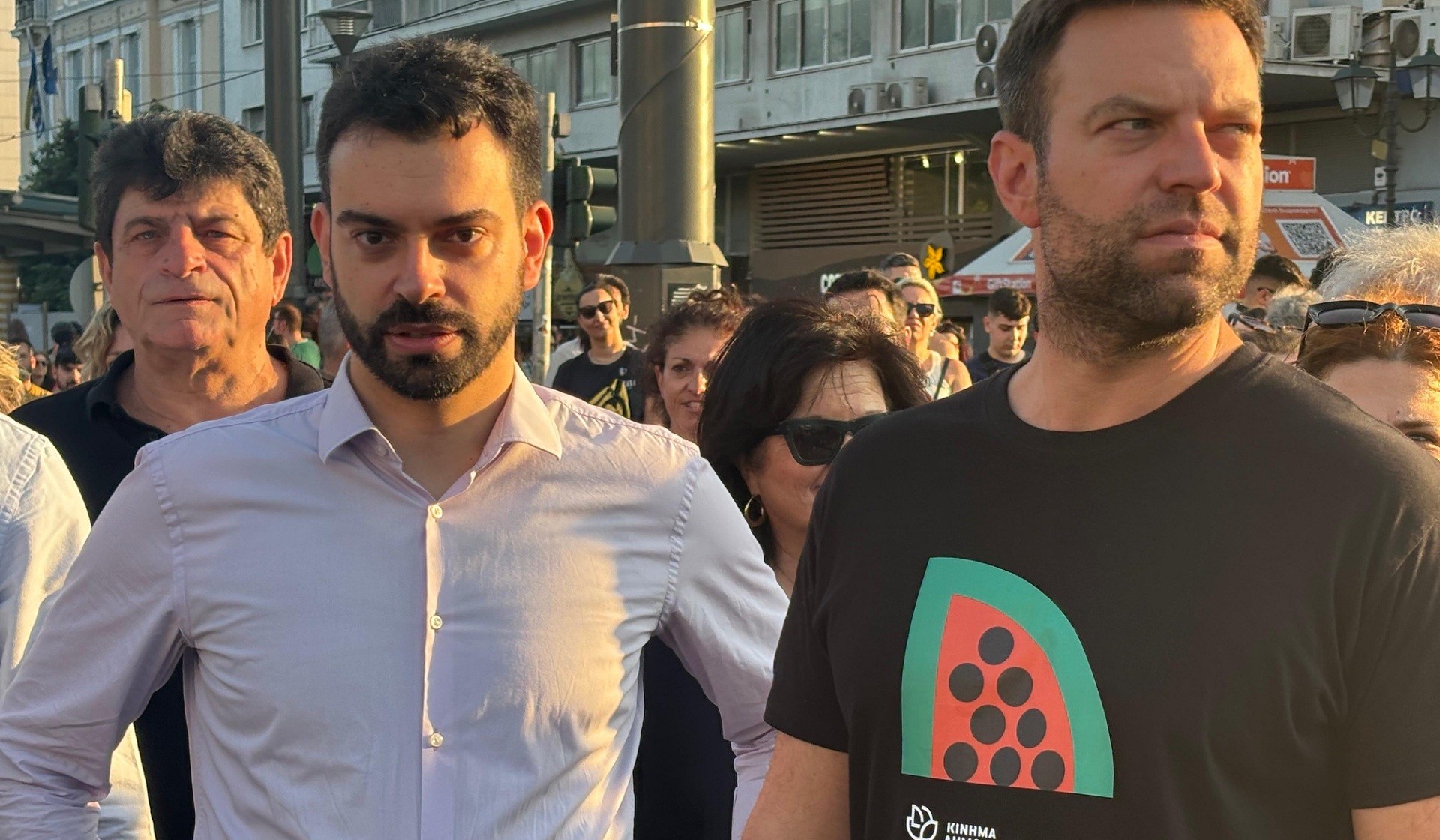 Ο Κασσελακης στη συγκέντρωση για τη Γάζα με μπλουζάκι που έχει το ...