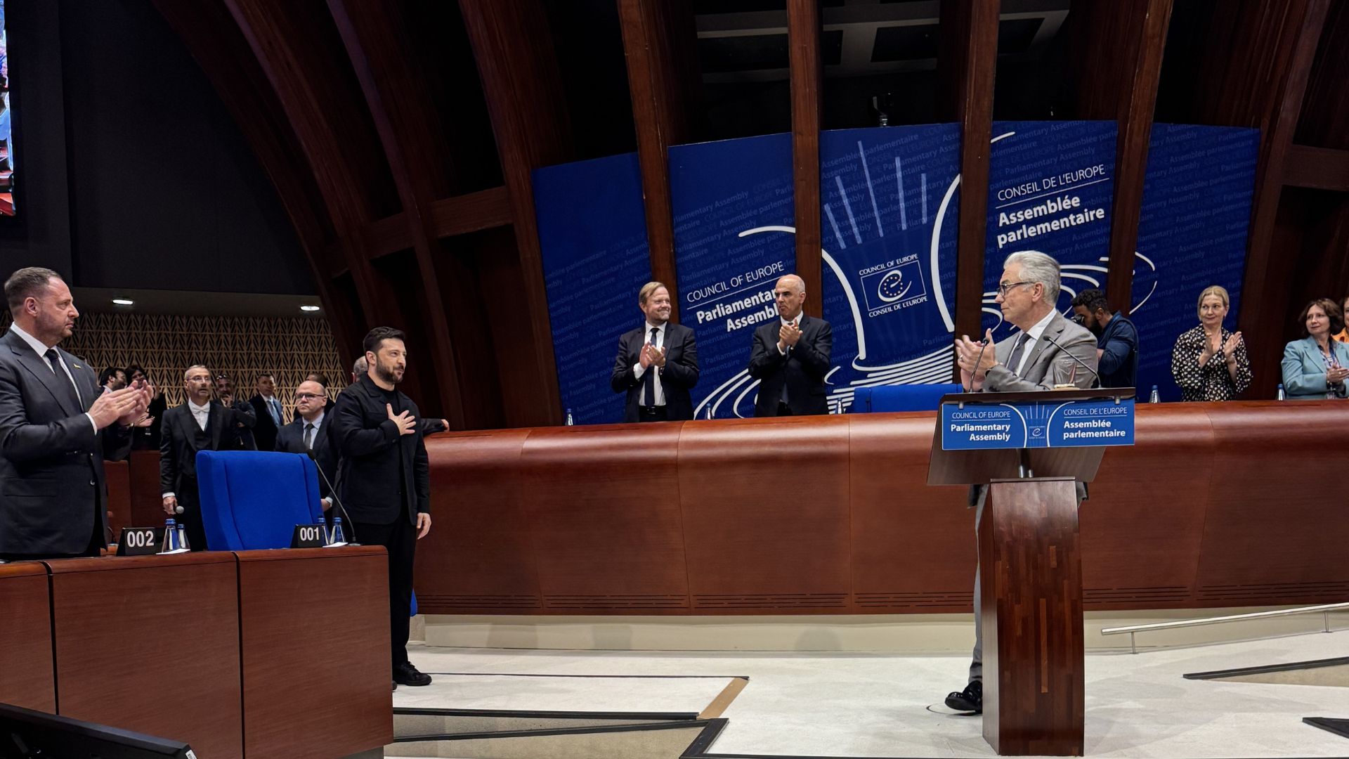 Ο Ρουσόπουλος υποδέχθηκε τον Ζελένσκι στο Στρασβούργο για τη σύσταση ...