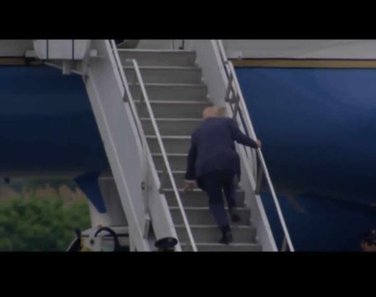 Τραμπ: Σκόνταψε στη σκάλα του Air Force One και θυμηθήκαμε… τον Τζο ...