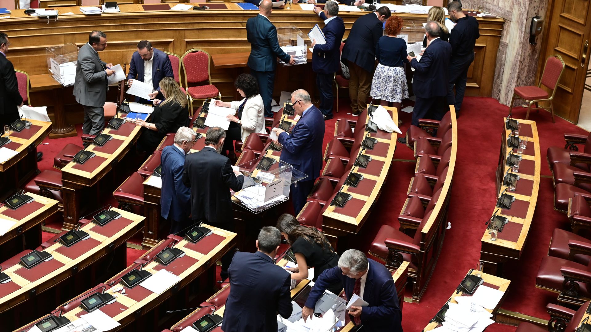 Προανακριτική: «Ποιος είναι αυτός», «έγινε μανούρα», «καλώς τον πρόεδρο ...
