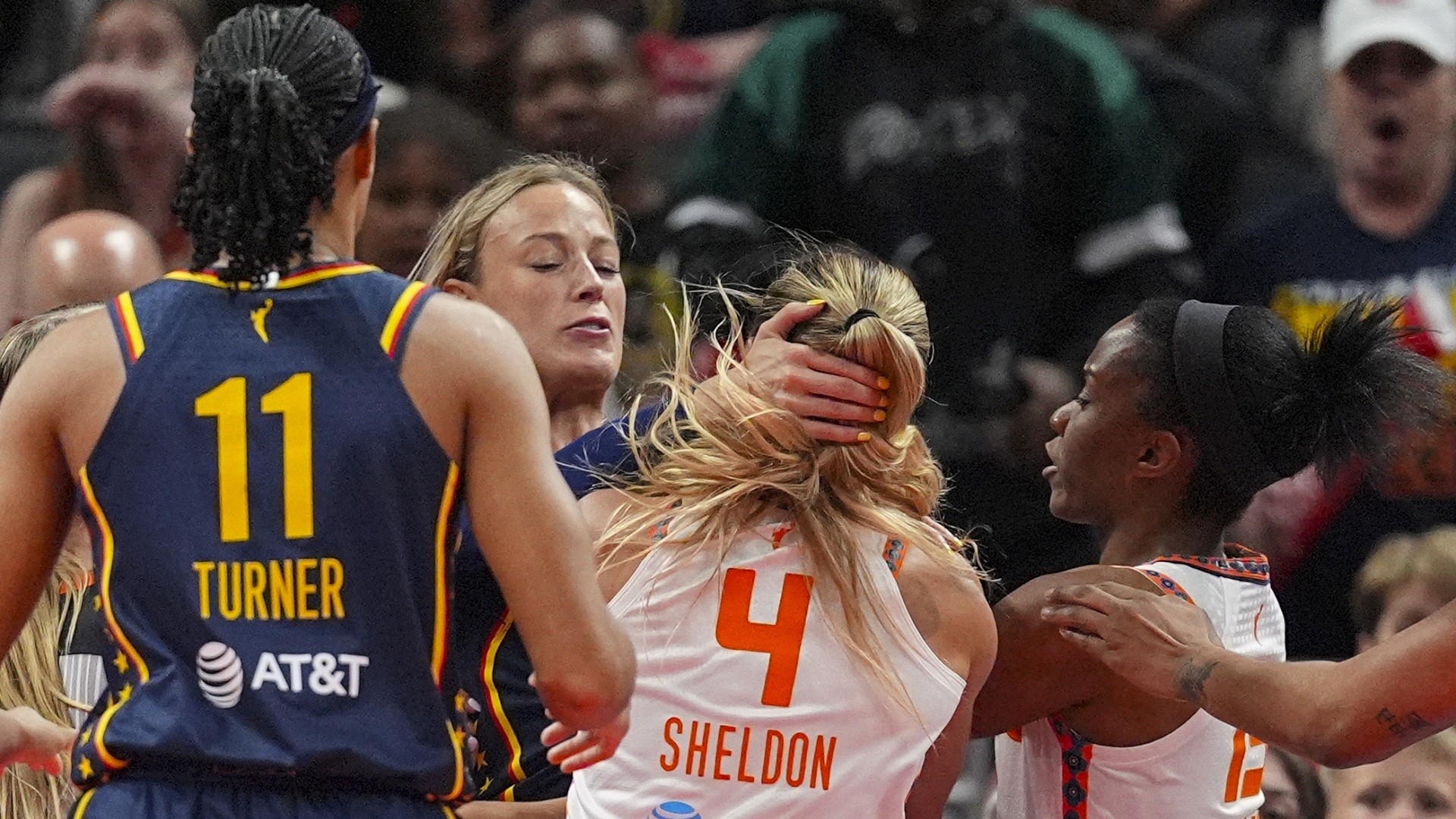 WNBA: Έγινε viral η συμπαίκτρια της Κέιτλιν Κλαρκ που την υπερασπίστηκε ...
