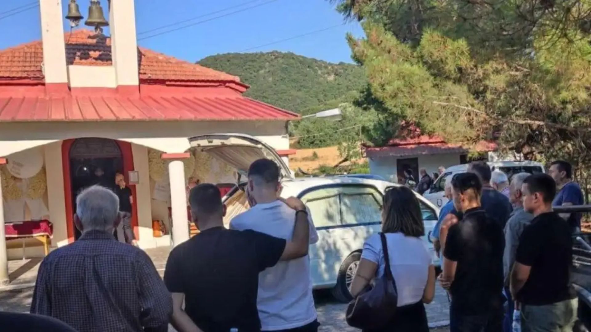 Βαθιά οδύνη στο Αγρίνιο: Μοίρασαν κουφέτα στην κηδεία του 21χρονου ...