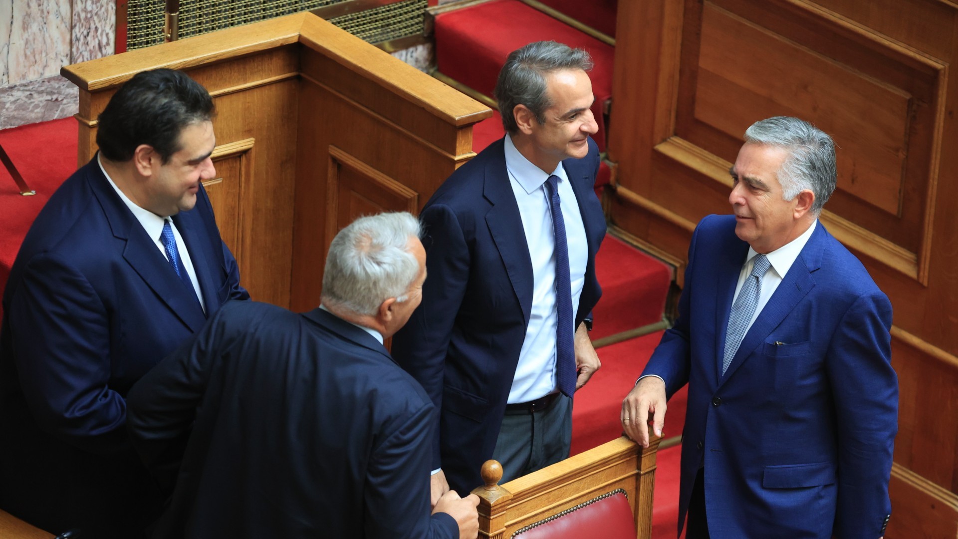 Οι τρεις ειδήσεις που ανέβασαν ξανά το ηθικό των γαλάζιων βουλευτών ...