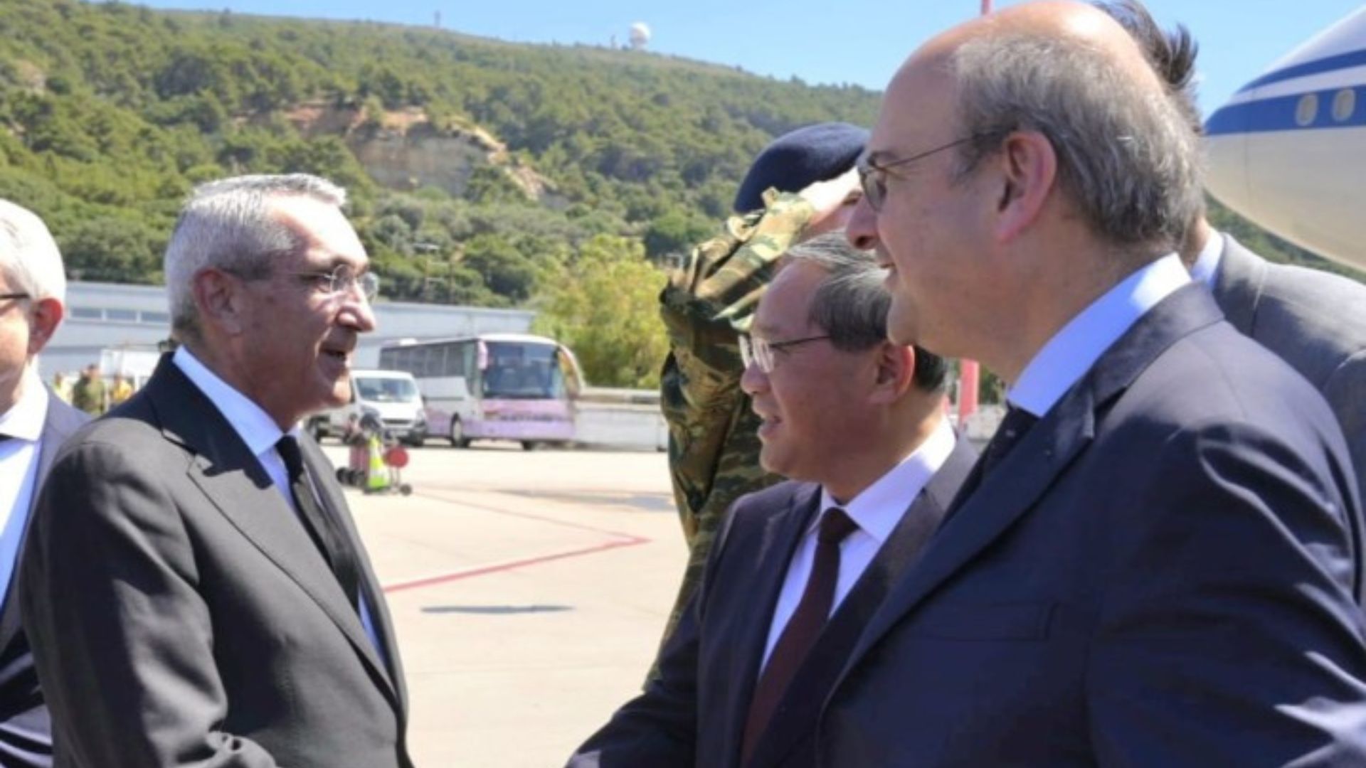 Στη Ρόδο για ιδιωτική επίσκεψη ο πρωθυπουργός της Κίνας, τον υποδέχθηκε ...