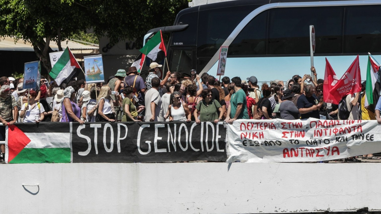 «Crown Iris»: Συγκρούσεις, δακρυγόνα και… κατά λάθος χημικά από αστυνομικό στους επικεφαλής της ...