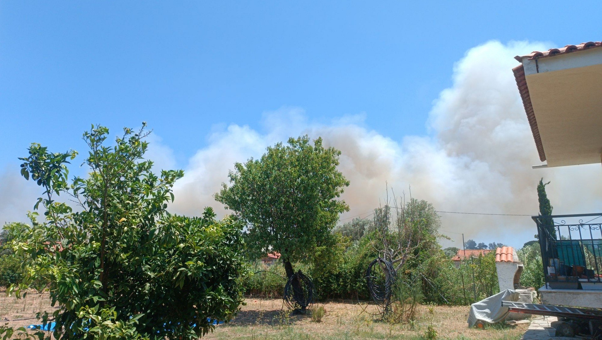 Σε ύφεση η φωτιά στην παραλία Μαραθώνα – Ήχησε το «112» για εκκένωση ...