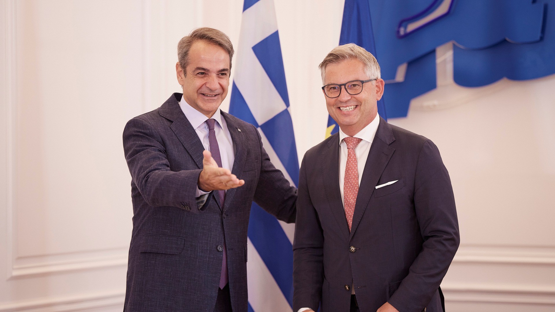 Μητσοτάκης με επίτροπο Μετανάστευσης: Μήνυμα στον Χαφτάρ για το ...