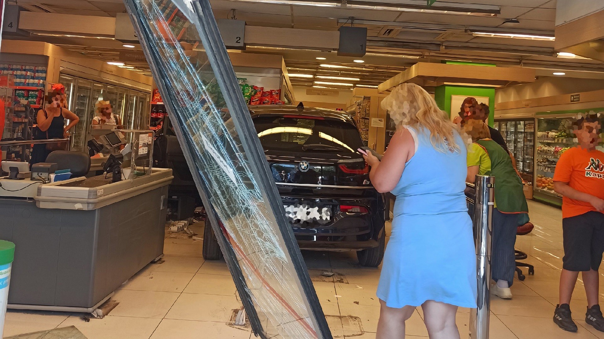Πανικός στη Νίκαια: Αυτοκίνητο έπεσε σε σούπερ μάρκετ στην Πέτρου Ράλλη ...