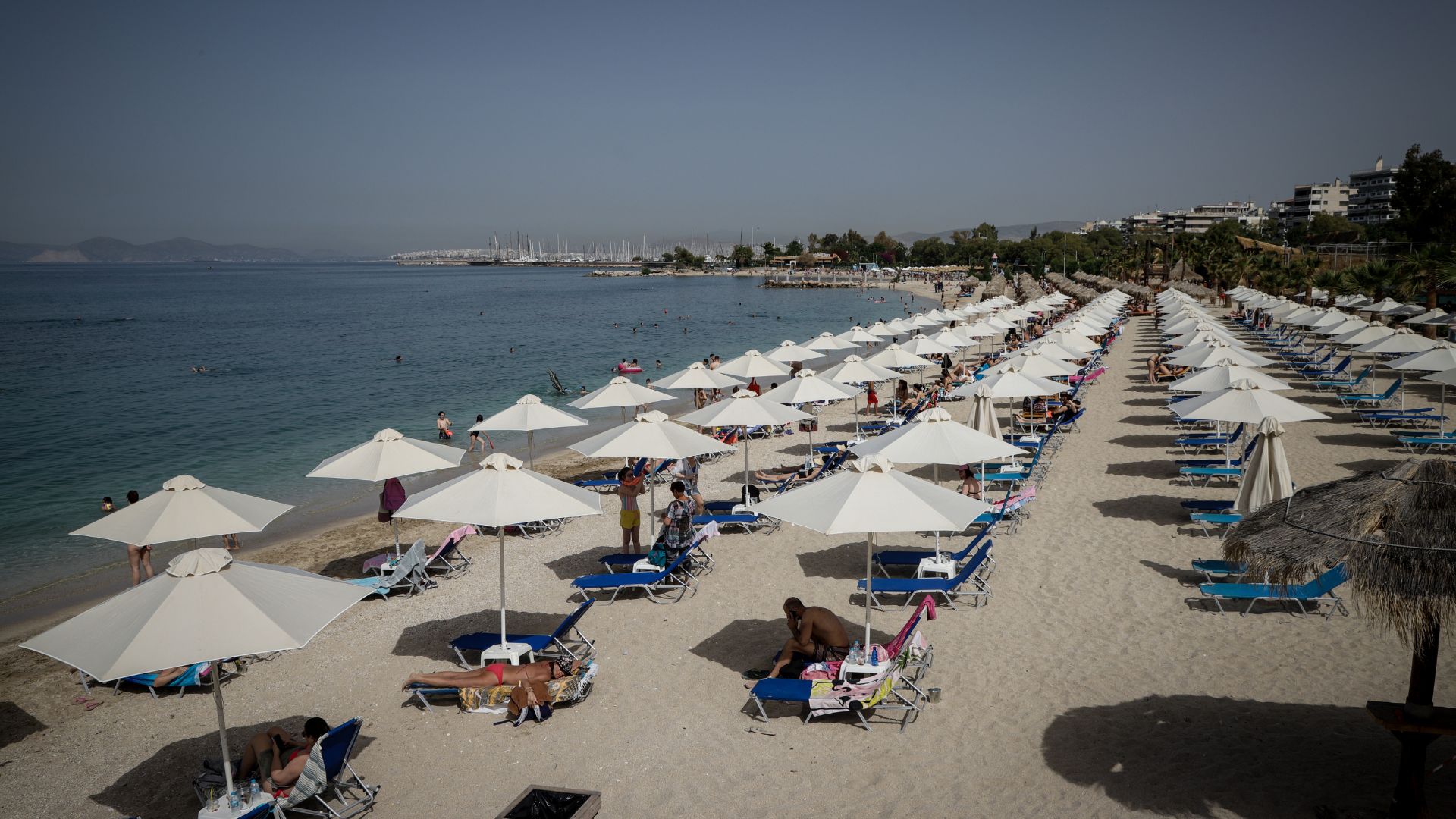 «Τσουνάμι» καταγγελιών για παρανομίες σε παραλίες – Ξηλώνουν ξαπλώστρες ...