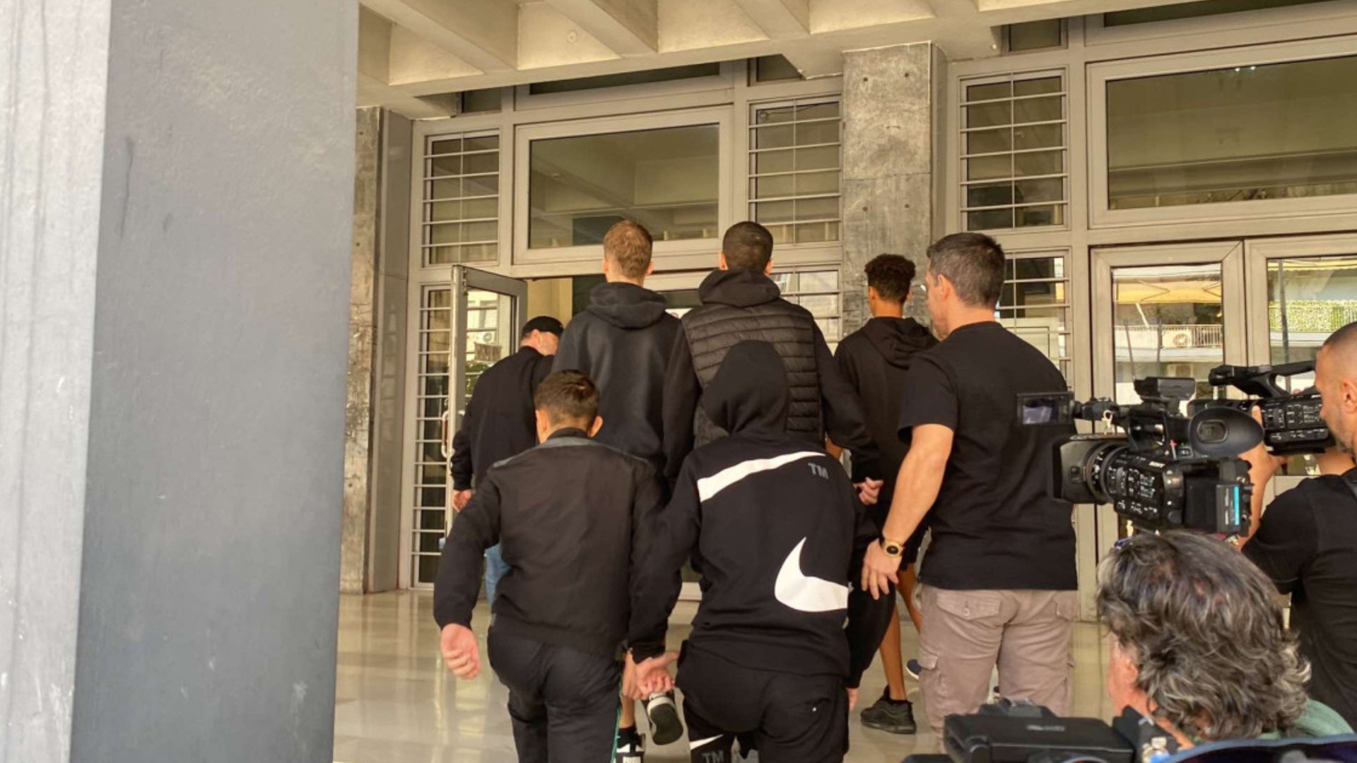 Θεσσαλονίκη: Για απόπειρα ανθρωποκτονίας απολογήθηκαν 6 έφηβοι για την ...