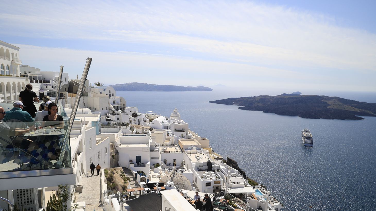 Οι τουρίστες γυρίζουν την πλάτη στη Σαντορίνη: Πτώση στα έσοδα λόγω ...