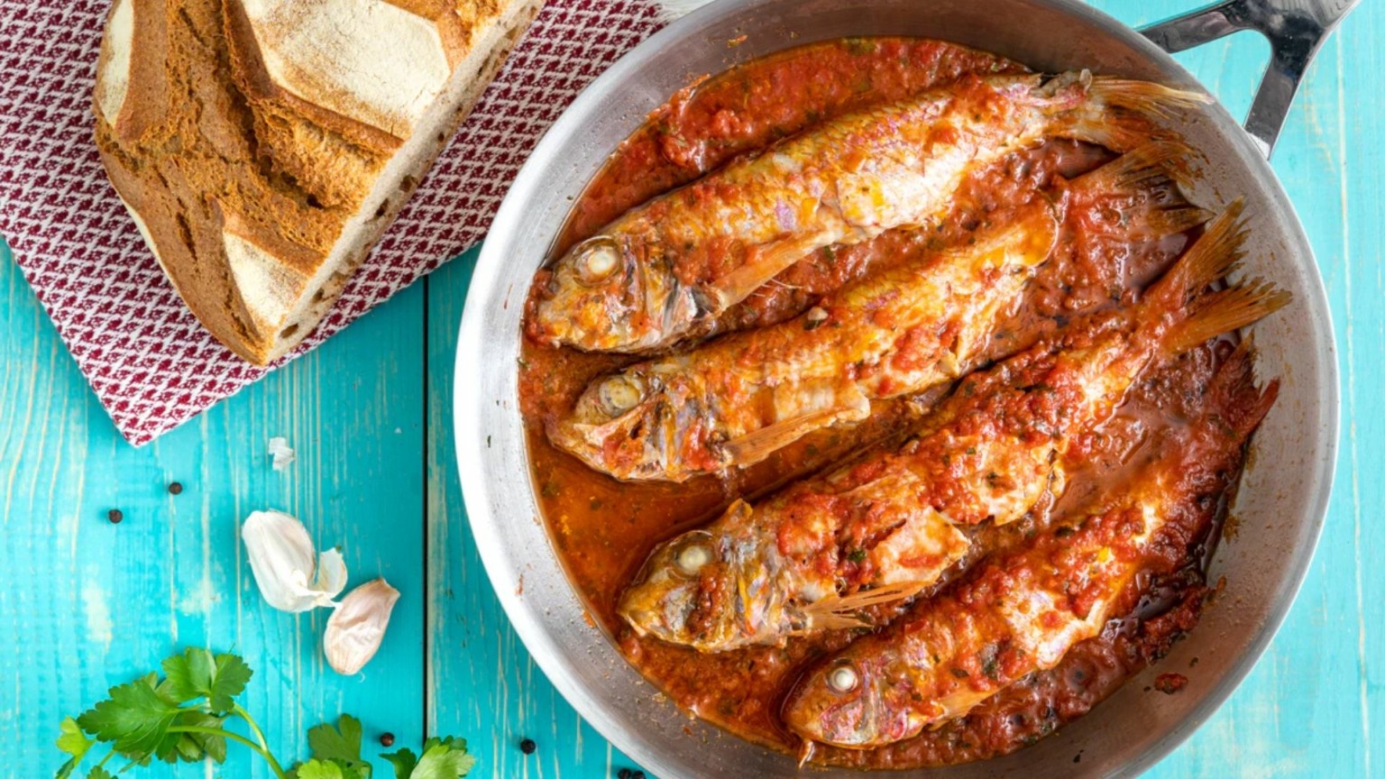 Μπαρμπούνια τηγανητά με σάλτσα ντομάτας | topontiki.gr