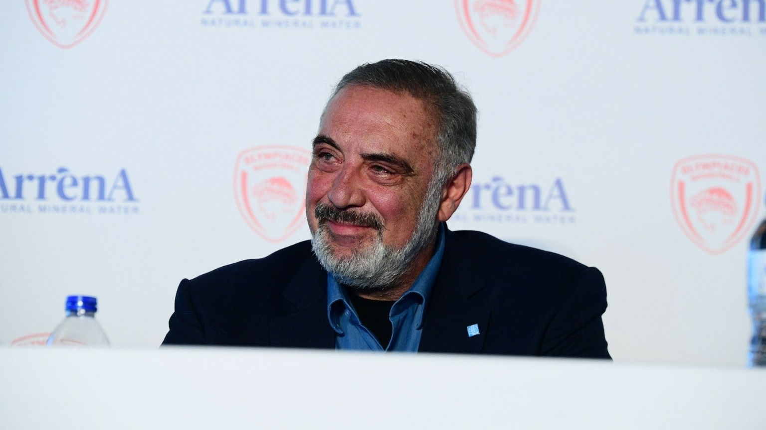 Μας βγήκε και… κρύος χιουμορίστας ο Τσάκος των Αγγελόπουλων (video ...