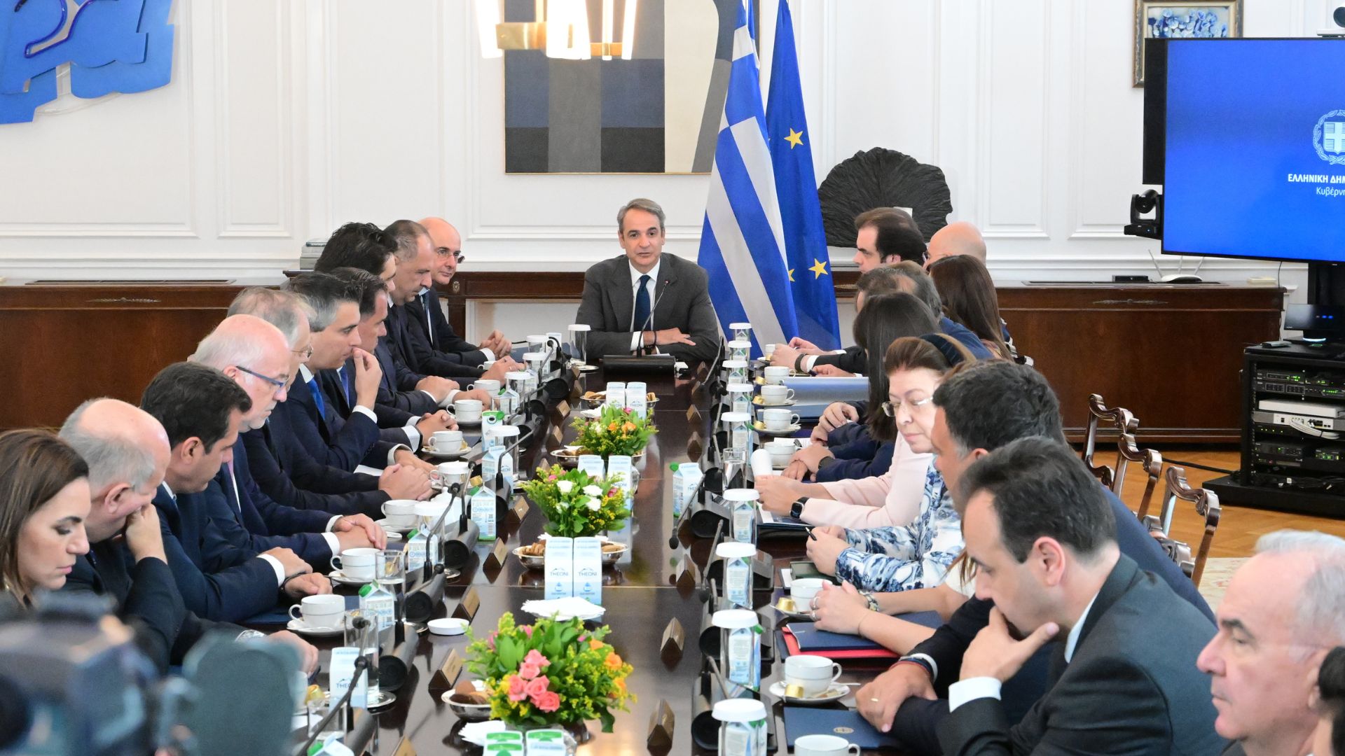 Κυβέρνηση: Επιχείρηση απεγκλωβισμού από το τρακτέρ με παροχές και ...