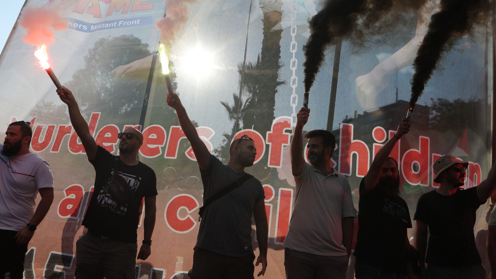 «Crown Iris»: Συγκέντρωση διαμαρτυρίας του ΠΑΜΕ – Πέταξαν… τζατζίκι στο Λιμεναρχείο | topontiki.gr