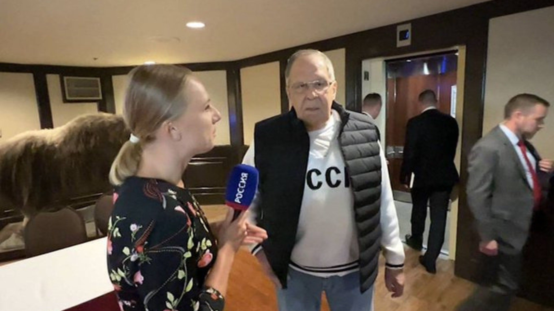 Πώς σχολίασε το ΚΚΕ το σοβιετικό φούτερ του Λαβρόφ στην Αλάσκα ...
