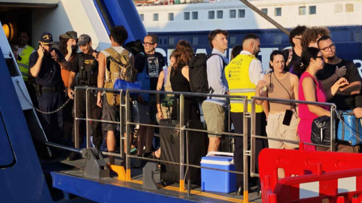 Ένταση στον Πειραιά: Επιβάτες εμπόδισαν τον απόπλου πλοίου για Κυκλάδες ...