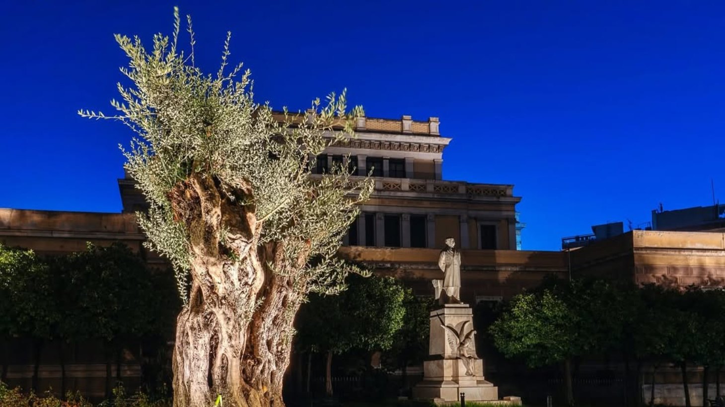 Παλιά Βουλή: Με φως λούστηκαν το άγαλμα του Χαρίλαου Τρικούπη και η 700 ...