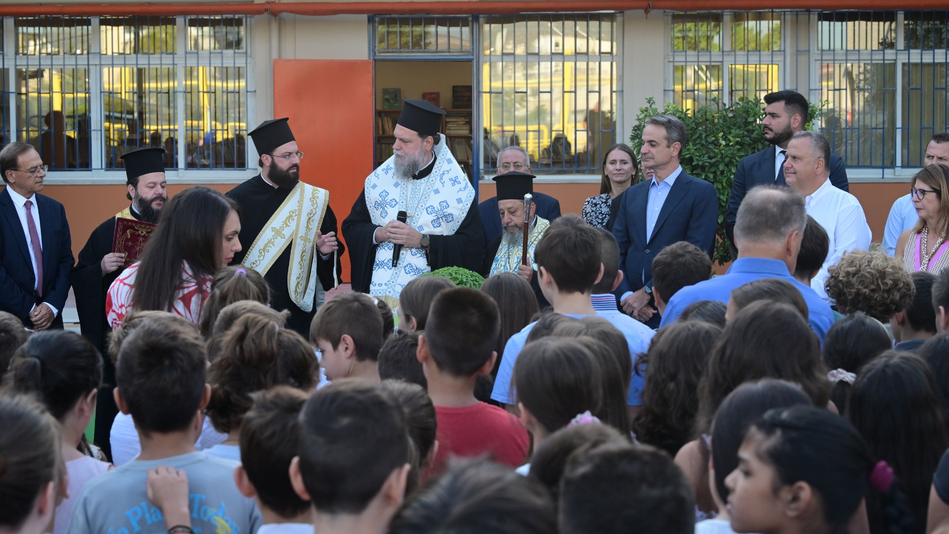 Στον αγιασμό του 8ου Δημοτικού Νέας Φιλαδέλφειας για την έναρξη της ...