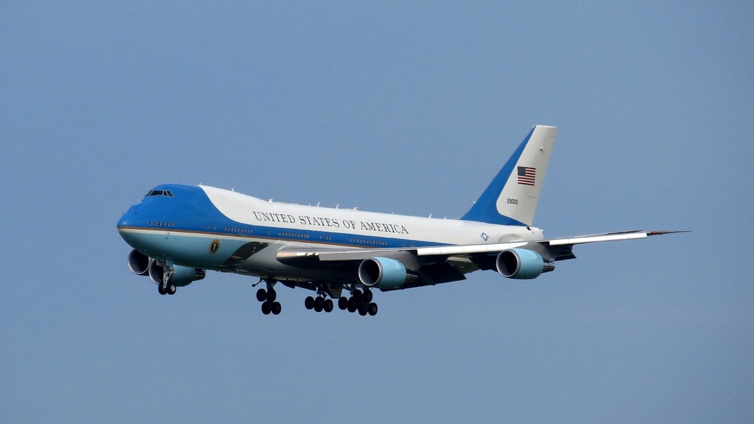 Παρά τρίχα σύγκρουση του Air Force One: Απίστευτοι διάλογοι – «Αφήστε ...