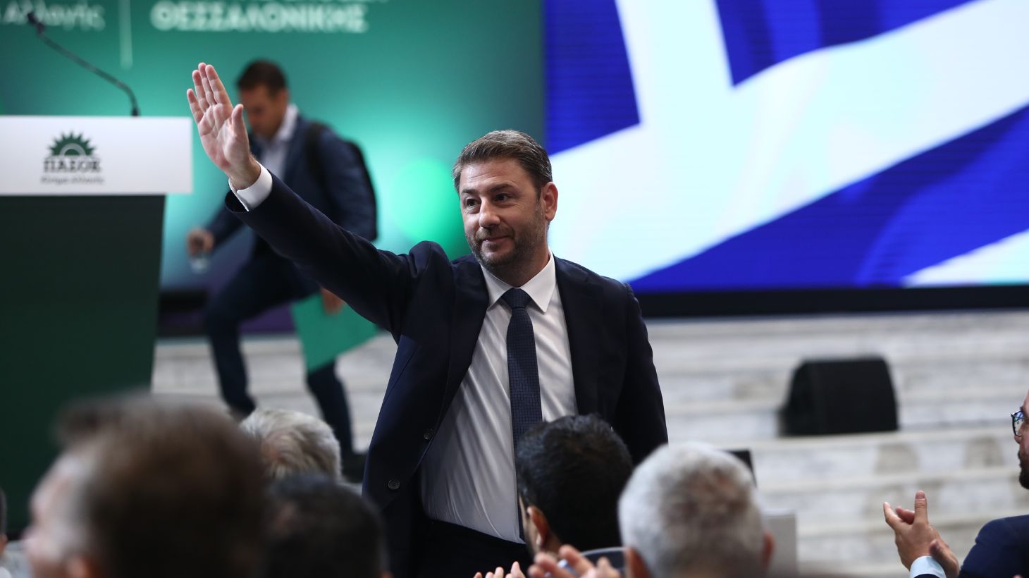 Μάχη ΝΔ – ΠΑΣΟΚ για τα συνθήματα της ΔΕΘ με κατηγορίες για «κλόπυ πέιστ ...