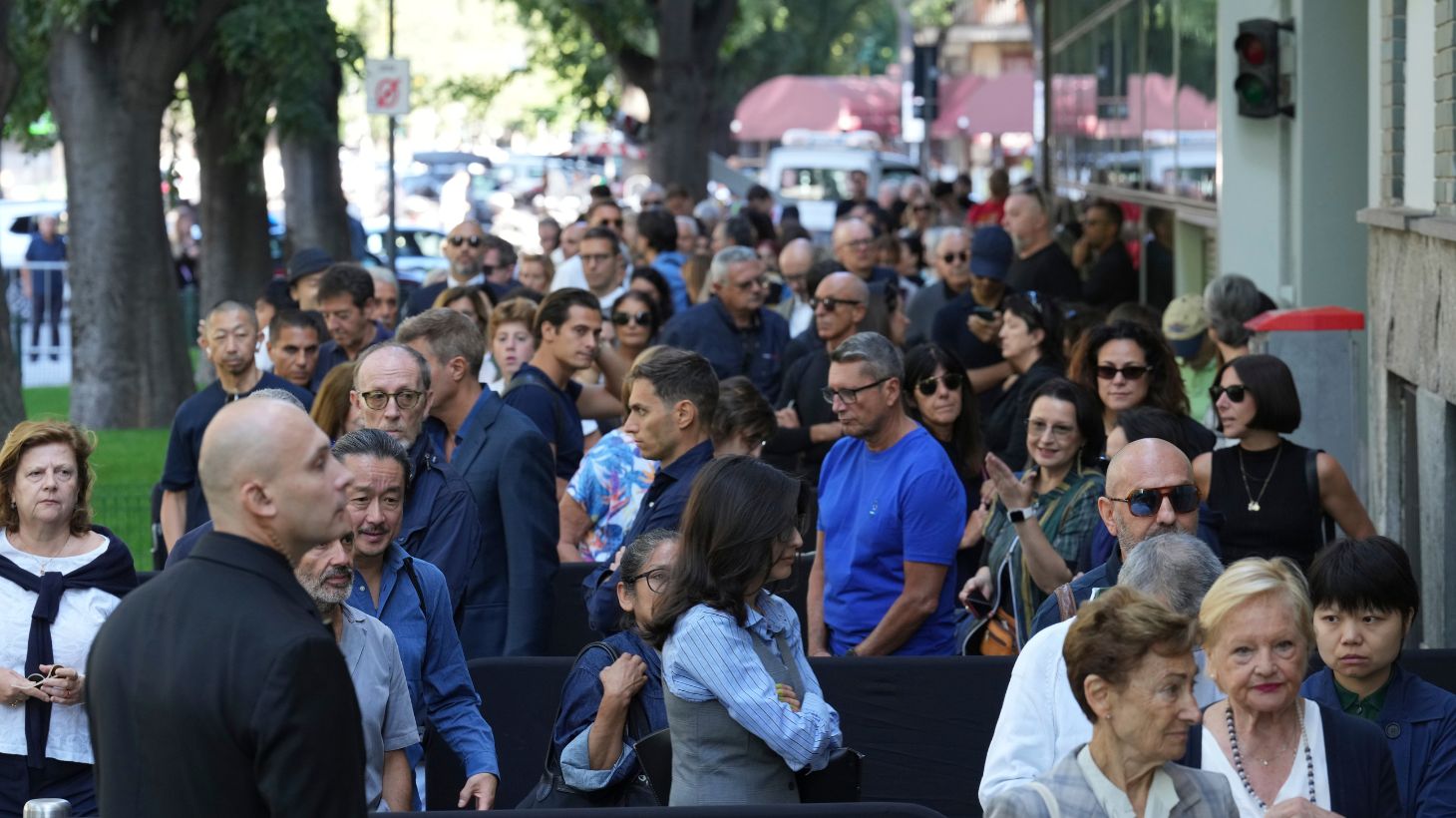 Τζιόρτζιο Αρμάνι: Χιλιάδες άνθρωποι στο λαϊκό προσκύνημα της σορού του ...