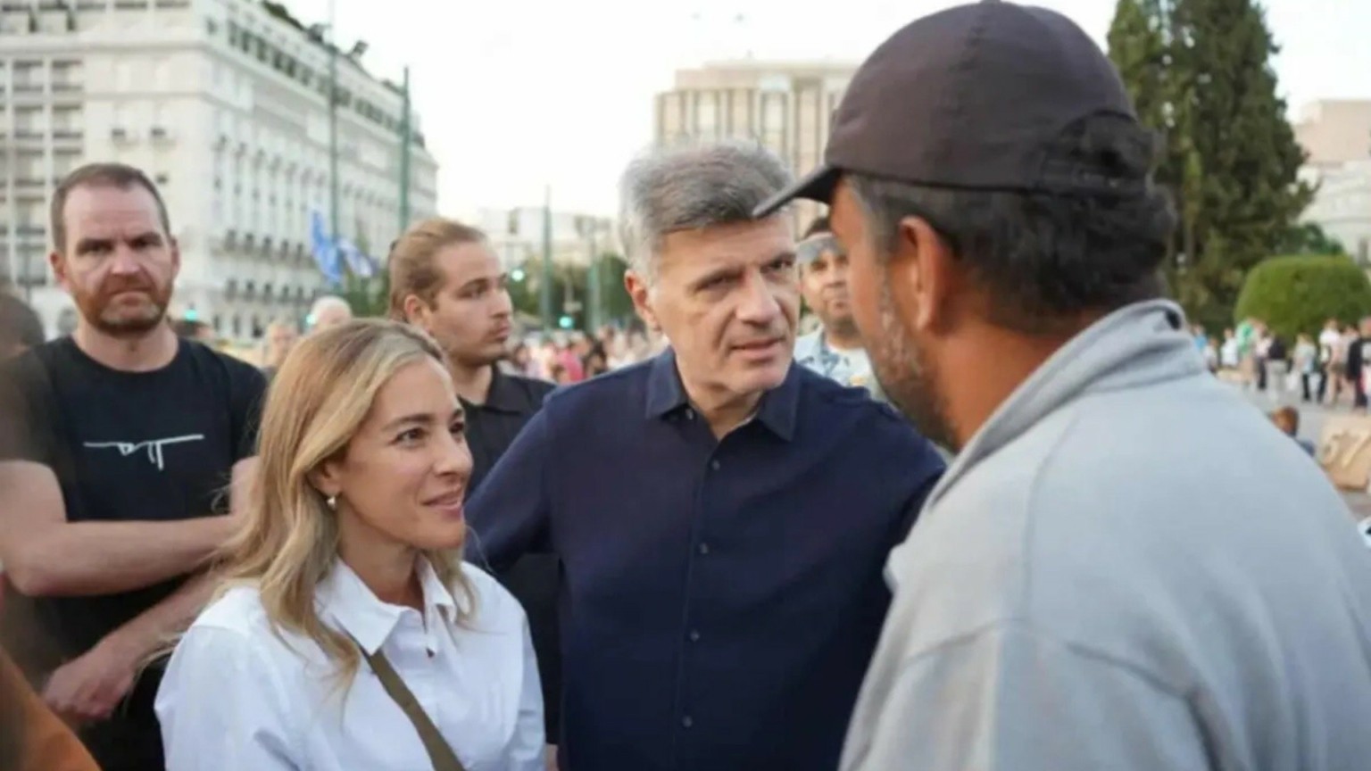 Μποφίλιου και Δεληβοριάς στο πλευρό του Πάνου Ρούτσι στο Σύνταγμα ...