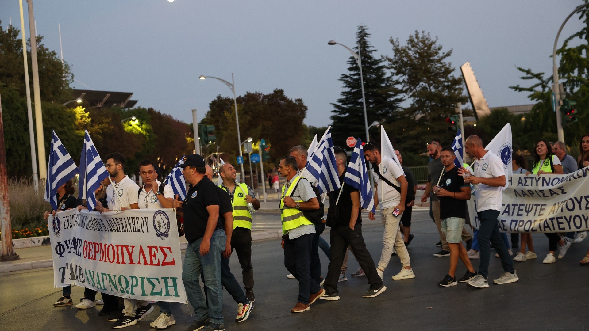 Στους δρόμους οι ένστολοι με οικονομικά και θεσμικά αιτήματα – Παρόντες ...