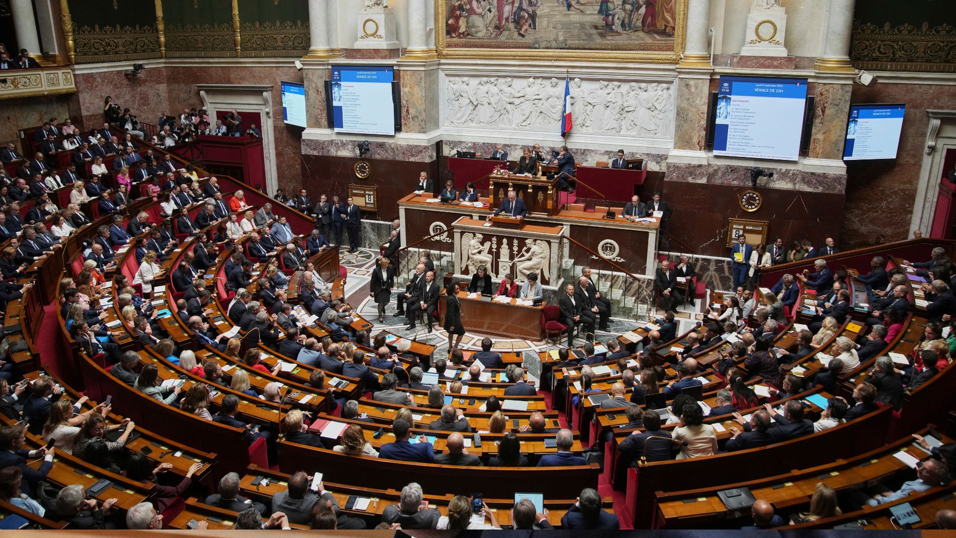 Σε πολιτική κρίση η Γαλλία μετά την πτώση της κυβέρνησης Μπαϊρού – Τα ...