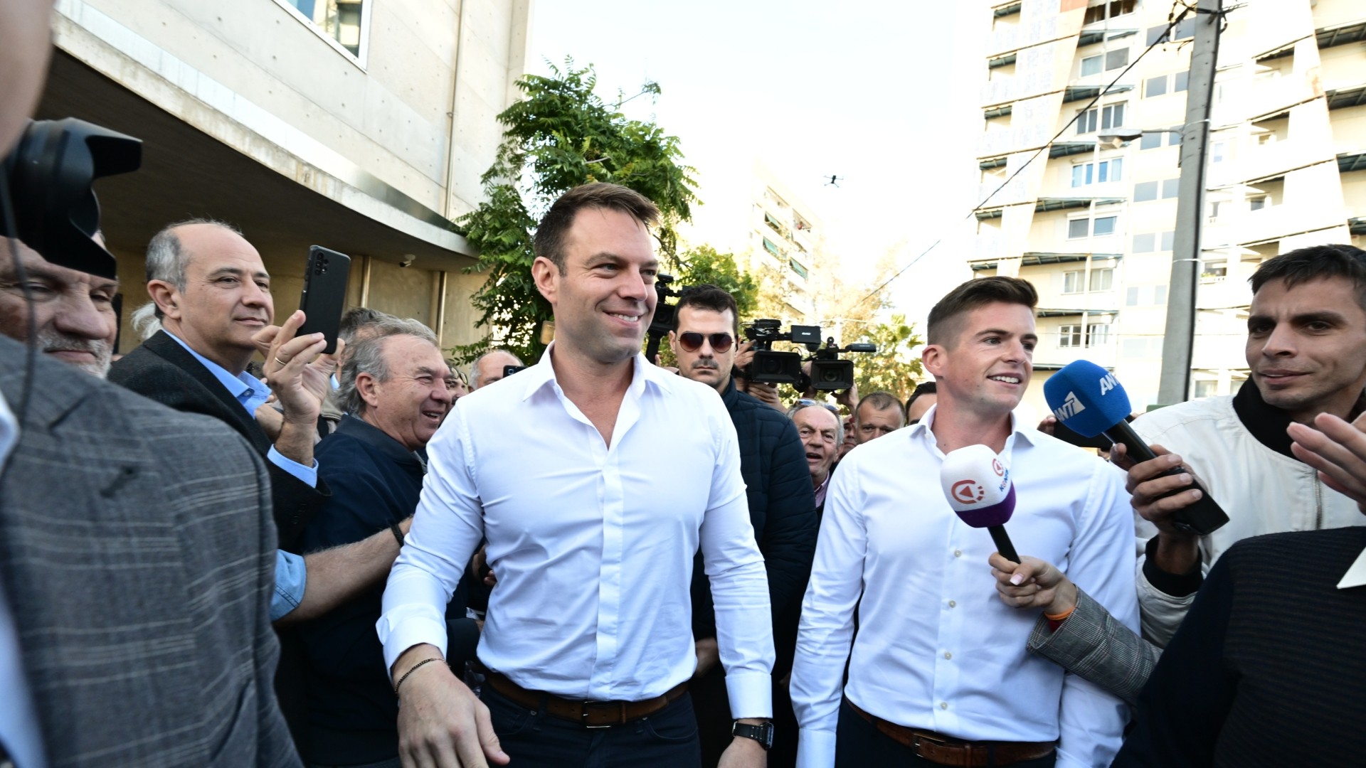 Τα πόθεν έσχες του Στέφανου Κασσελάκη και του Τάιλερ Μακμπέθ – Τα ...
