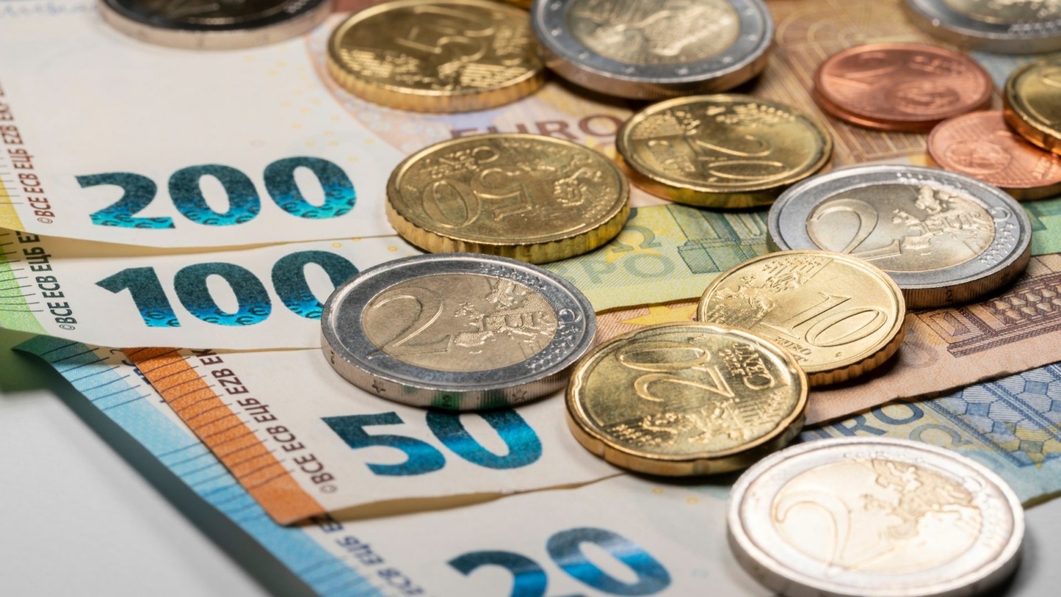 Κατώτατος μισθός: Προβλέπεται η αύξησή του το 2026 από 35 έως 50 ευρώ ...