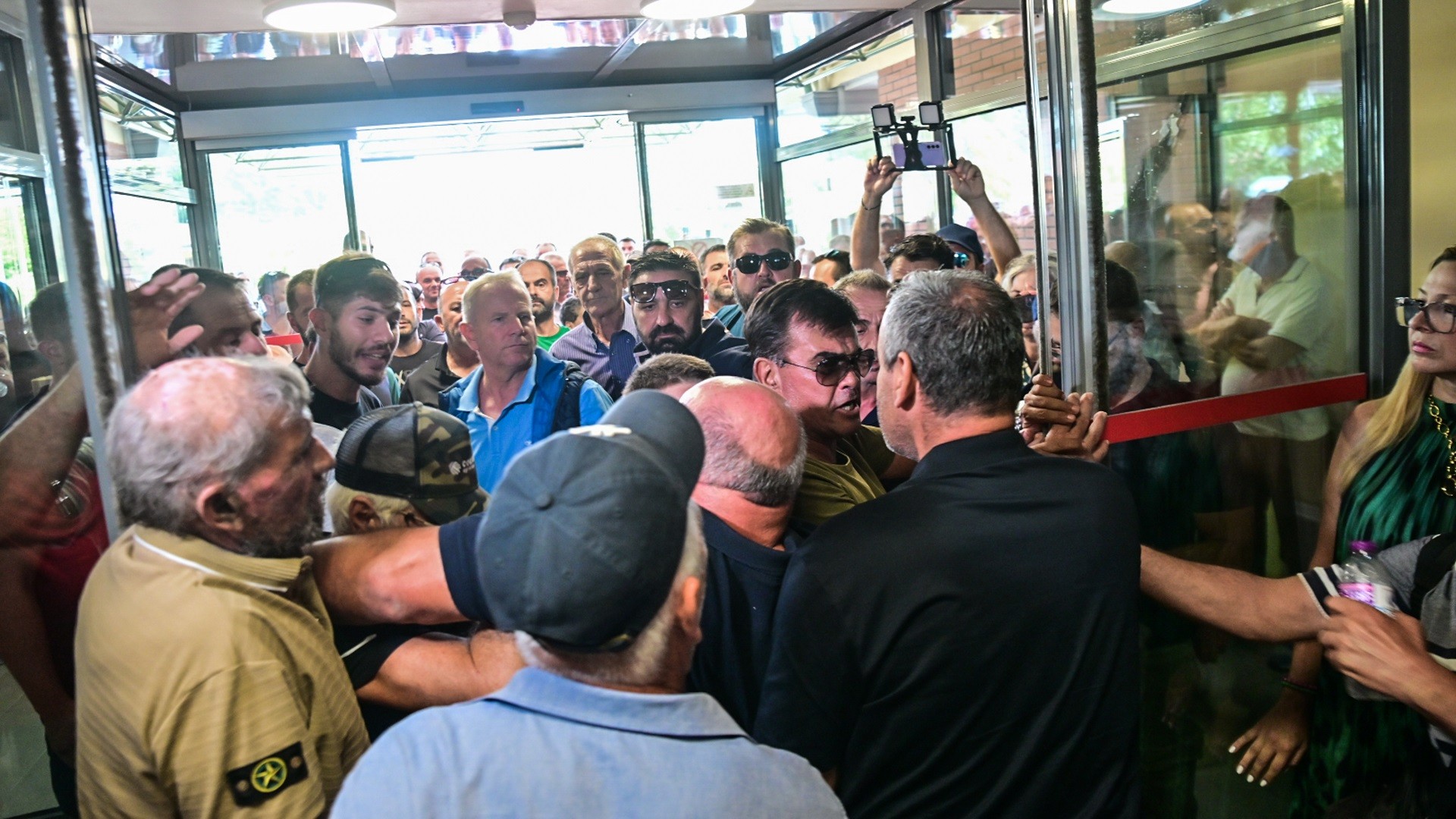 Λάρισα: «Θέλουμε τα εμβόλια εδώ και τώρα» – Κτηνοτρόφοι διαμαρτυρήθηκαν ...
