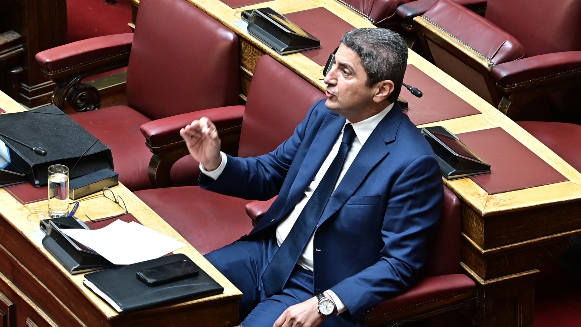 Αυγενάκης εναντίον Σημανδράκου: «Αντί για σαφείς εξηγήσεις, επέλεξε την ...