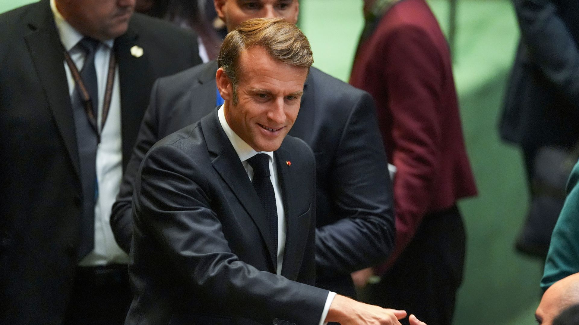 «Εξαλλος» με τον Τραμπ ο Μακρόν: «Με υποχρέωσες να περπατήσω τόσα μέτρα ...