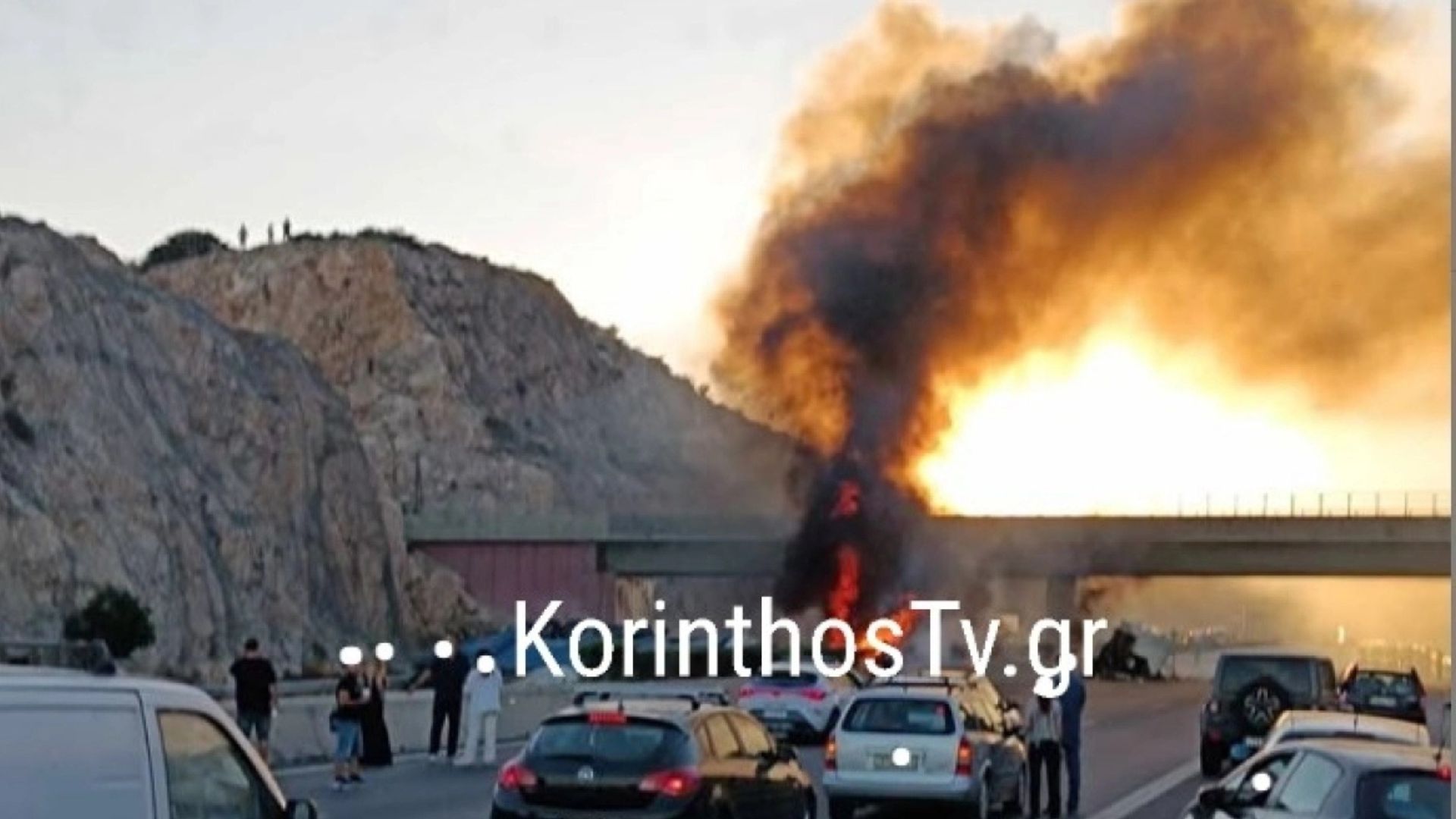 Μέγαρα: Φορτηγό ανατράπηκε και τυλίχτηκε στις φλόγες – Σώος ο οδηγός ...