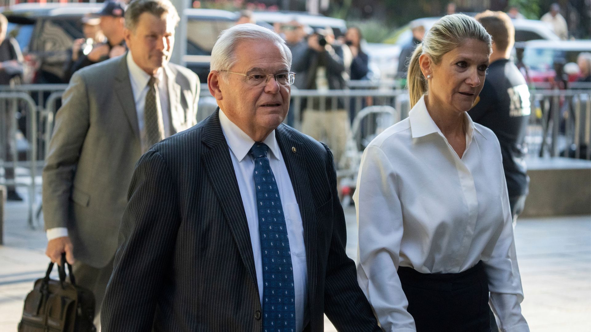 Καταδικάστηκε και η σύζυγος του Μπομπ Μενέντεζ για συμμετοχή σε ...