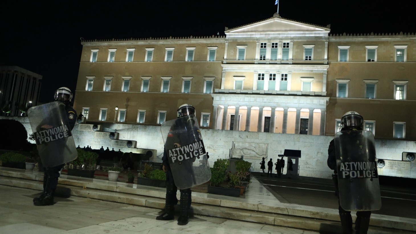 ΜΑΤ μπροστά στο μνημείο του Άγνωστου Στρατιώτη – Φοιτητική πορεία κατά ...