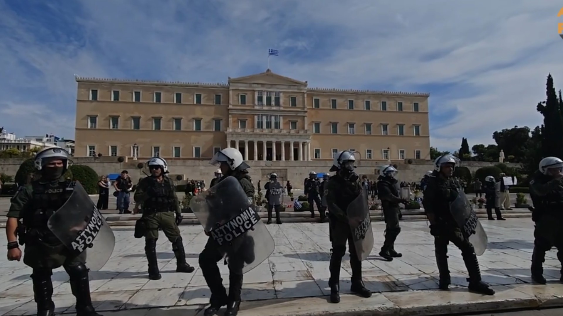 ΜΑΤ μπροστά από το μνημείο του Άγνωστου Στρατιώτη: «Να φύγει η ...