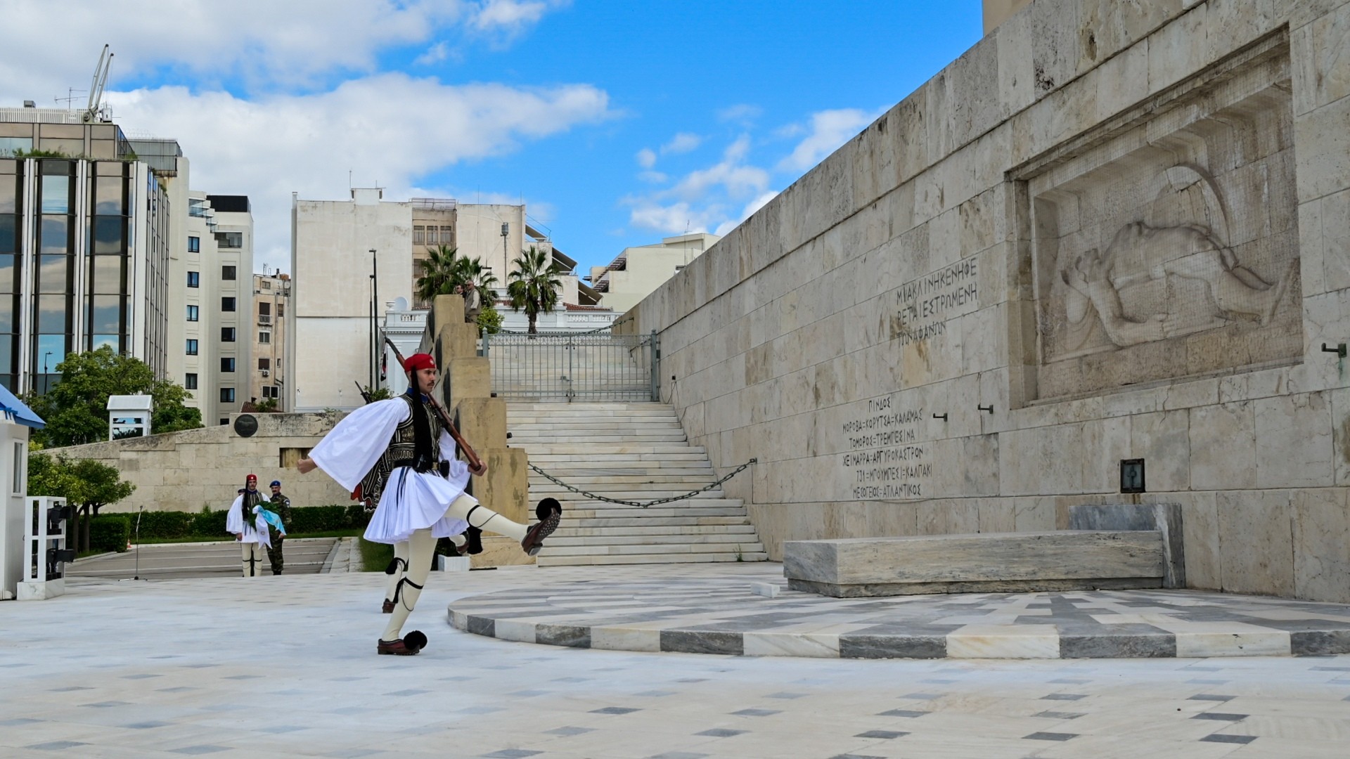 Η (μη) συνεννόηση Μαξίμου με υπουργείο Άμυνας για τον Άγνωστο Στρατιώτη ...