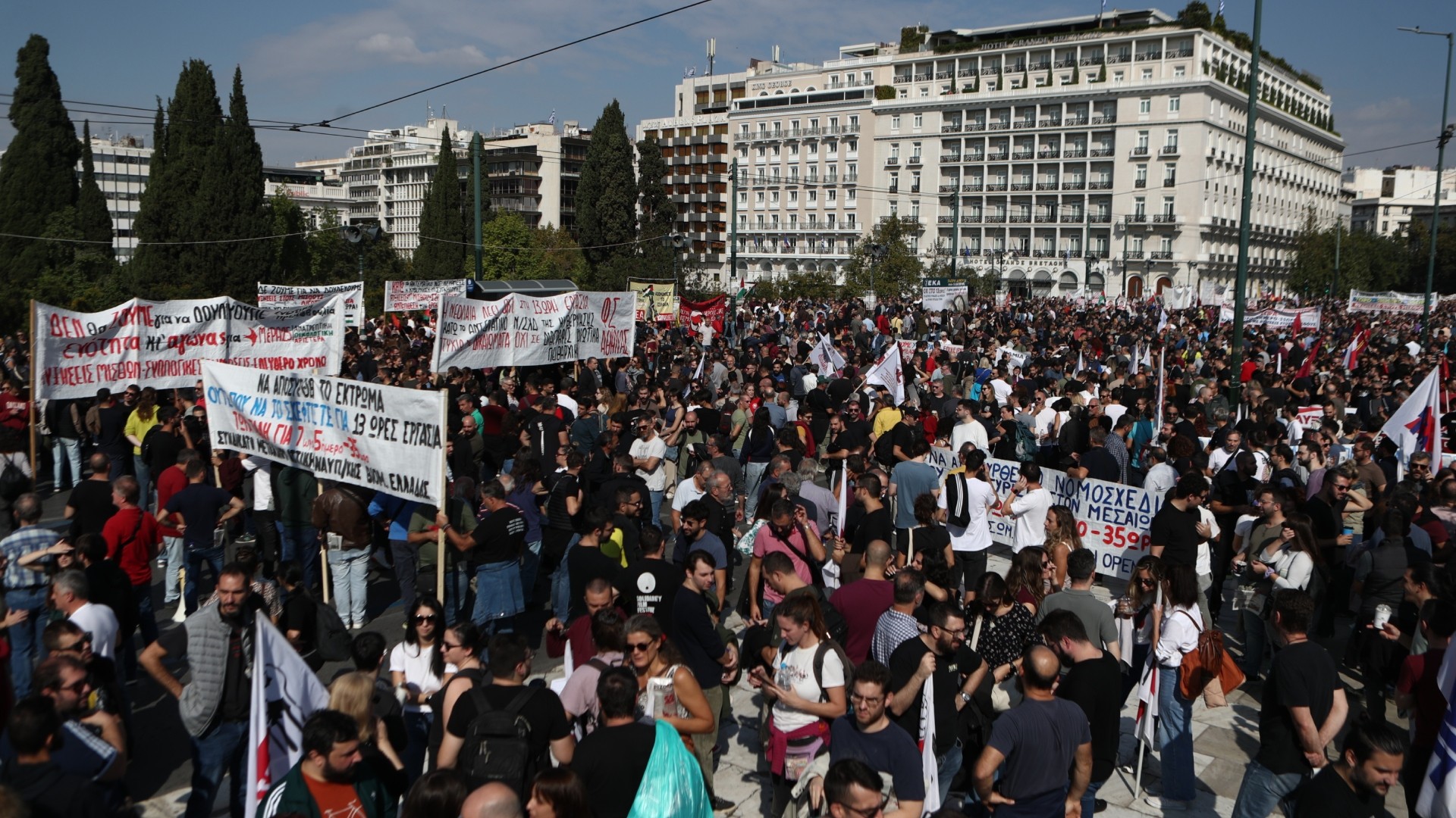 «Δεν θα ζούμε για να εργαζόμαστε» – Μαζικές συγκεντρώσεις στο κέντρο ...