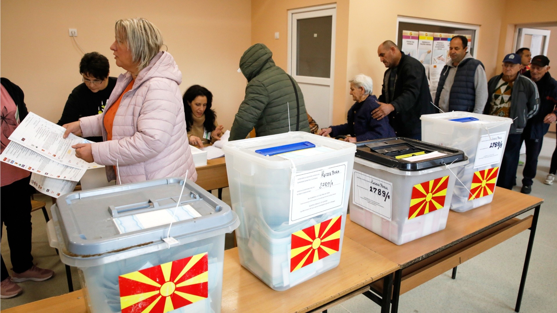 Βόρεια Μακεδονία: Το κόμμα του Μίτσκοσκι επικράτησε από τον πρώτο γύρο ...