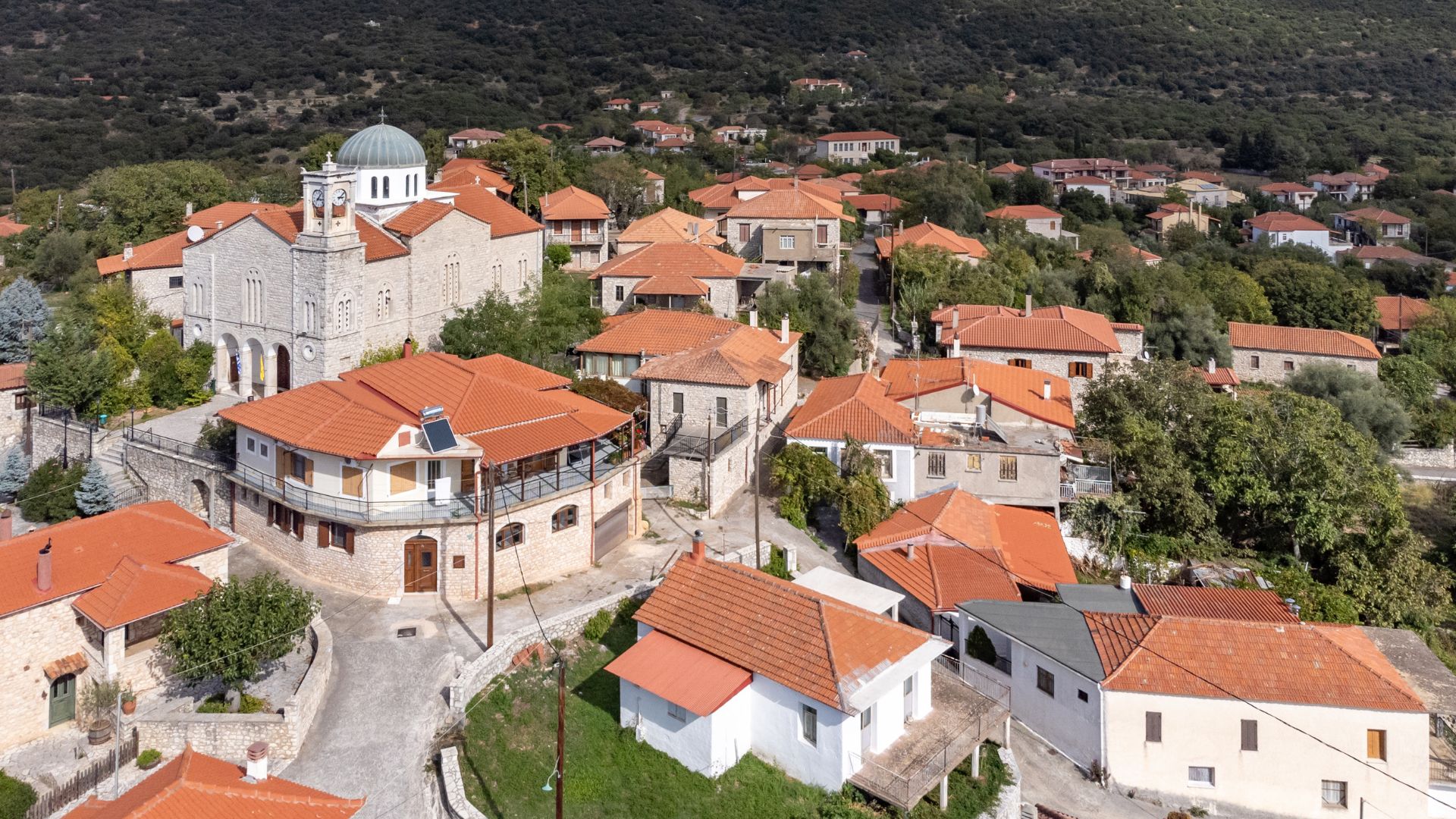 Ελληνικό: Το χωριό-ησυχαστήριο της ορεινής Αρκαδίας (Video) | topontiki.gr