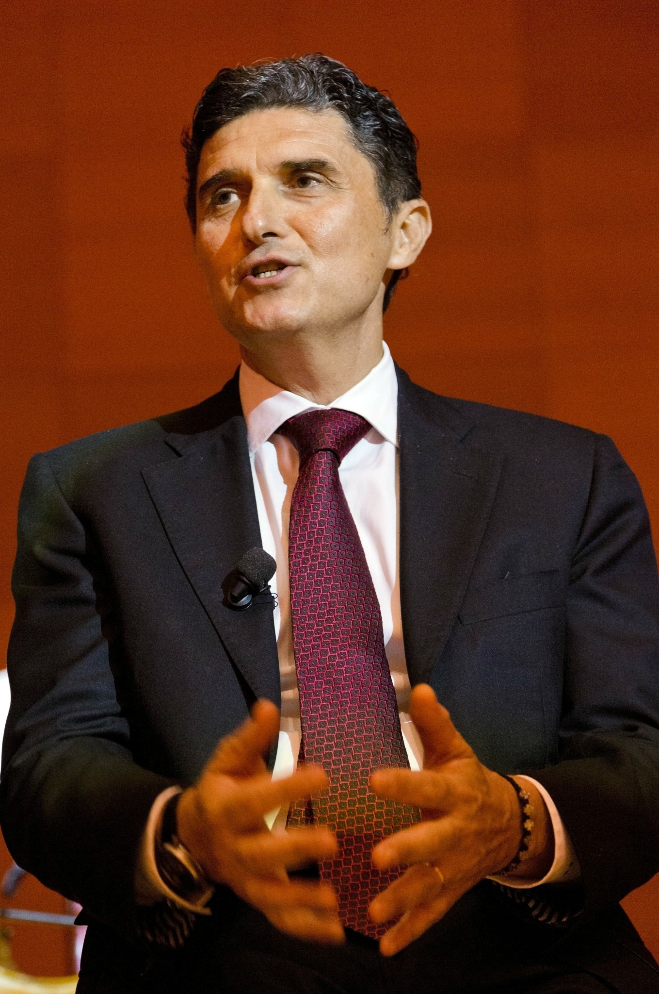 Ο «διακεκριμένος αστυνομικός», ο «όμορφος θείος» και ο «καθηγητής»: Πώς ...