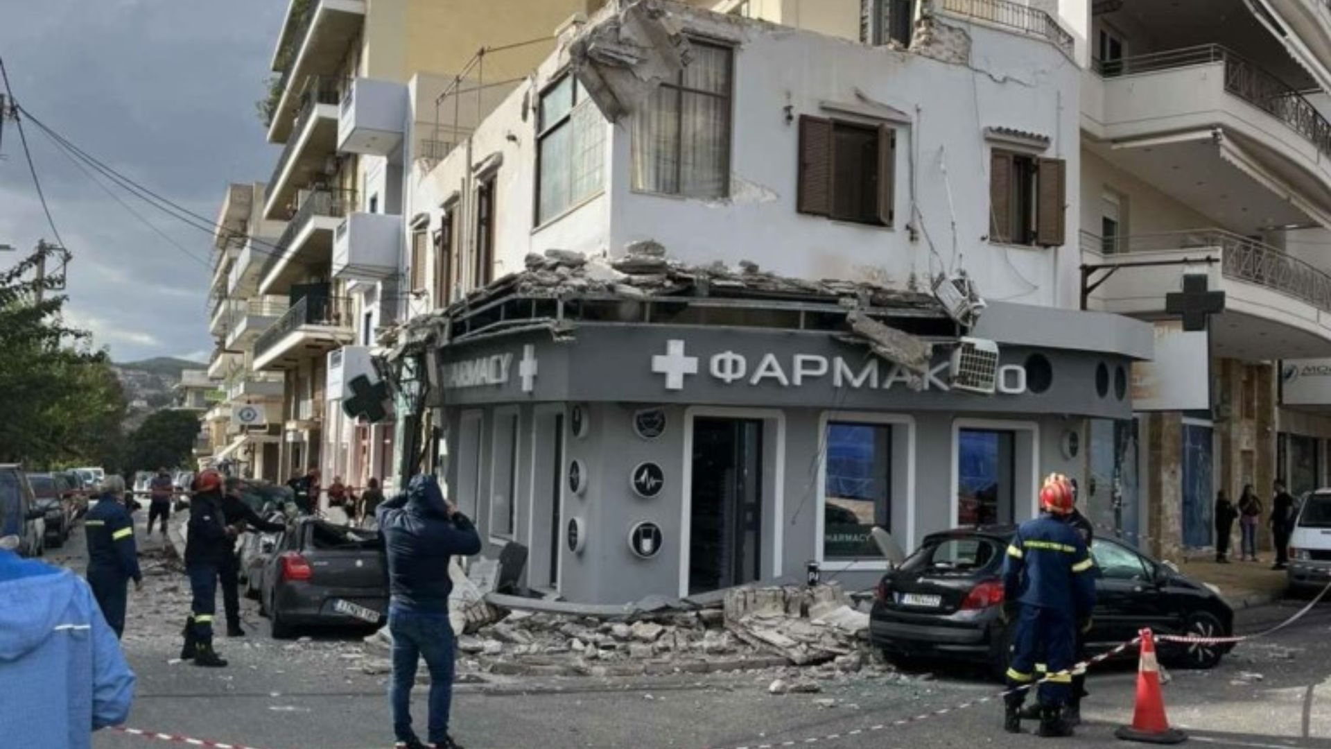 Λαύριο: Καρέ καρέ η στιγμή της κατάρρευσης του μπαλκονιού – Γυναίκα ...