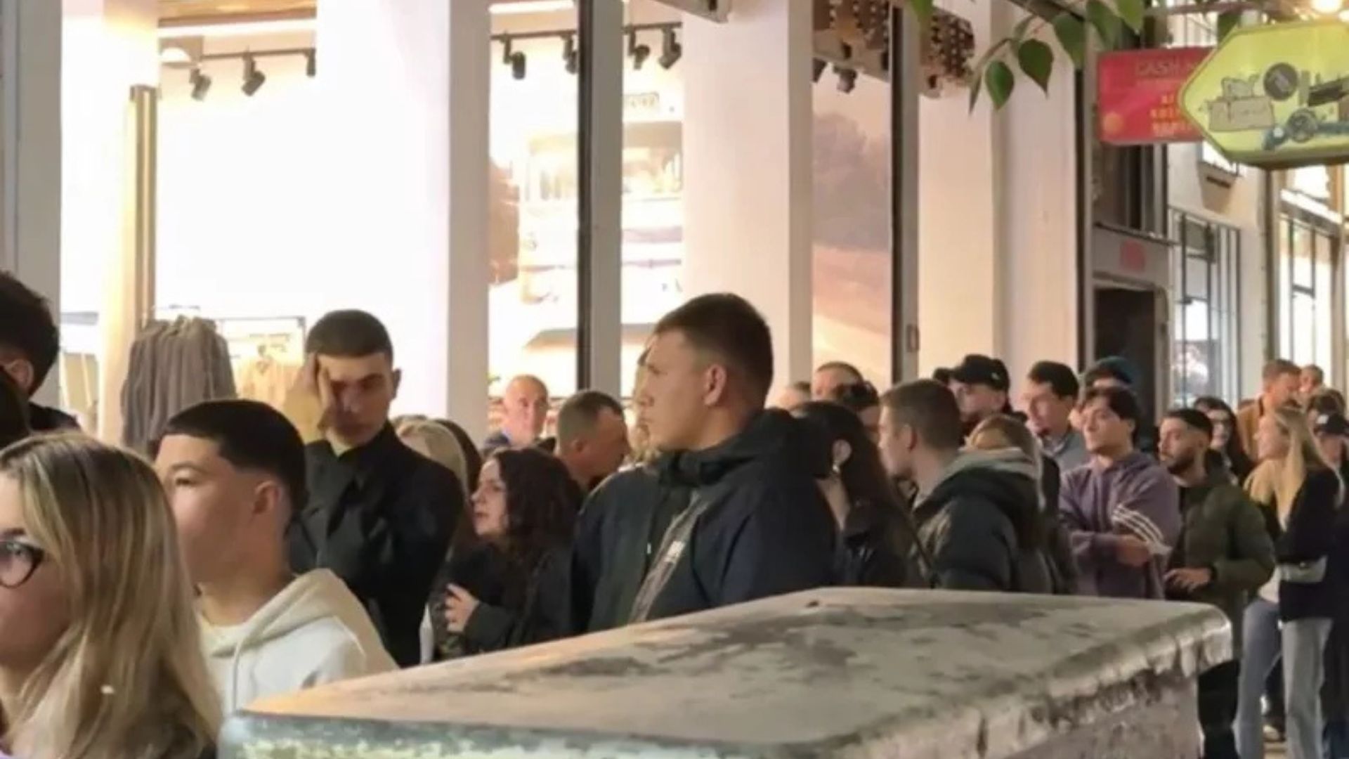 Θεσσαλονίκη: Φρενίτιδα για ένα… καπέλο του ΛΕΞ – Τεράστιες ουρές στην ...